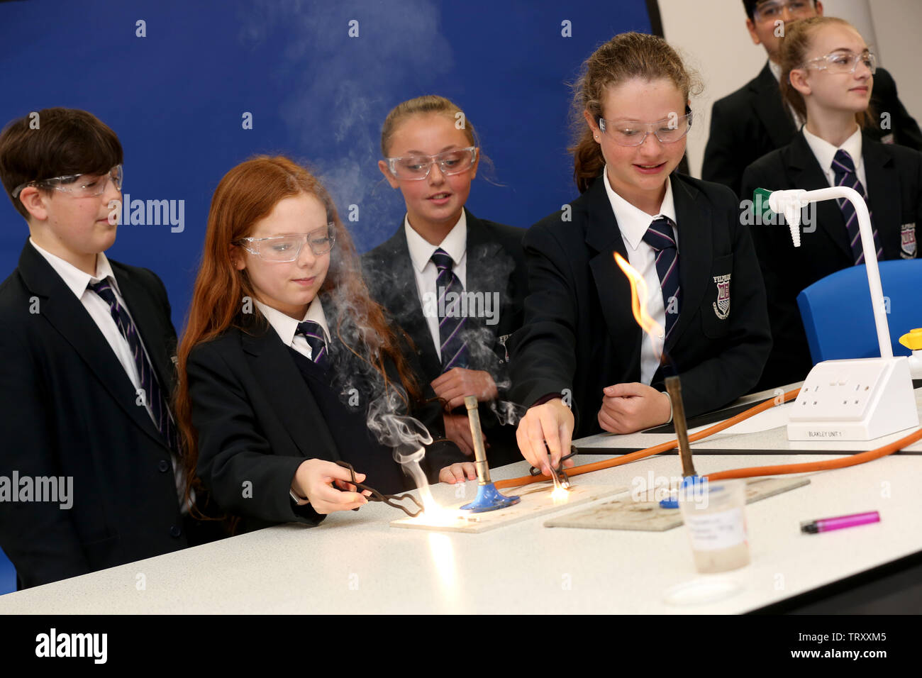 Teacher and kids science class hi-res stock photography and images - Alamy
