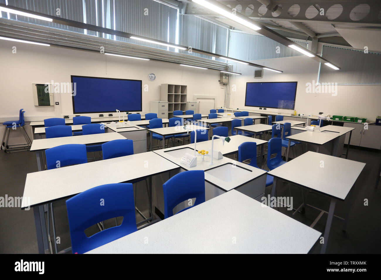 Science classroom secondary school hi-res stock photography and images ...