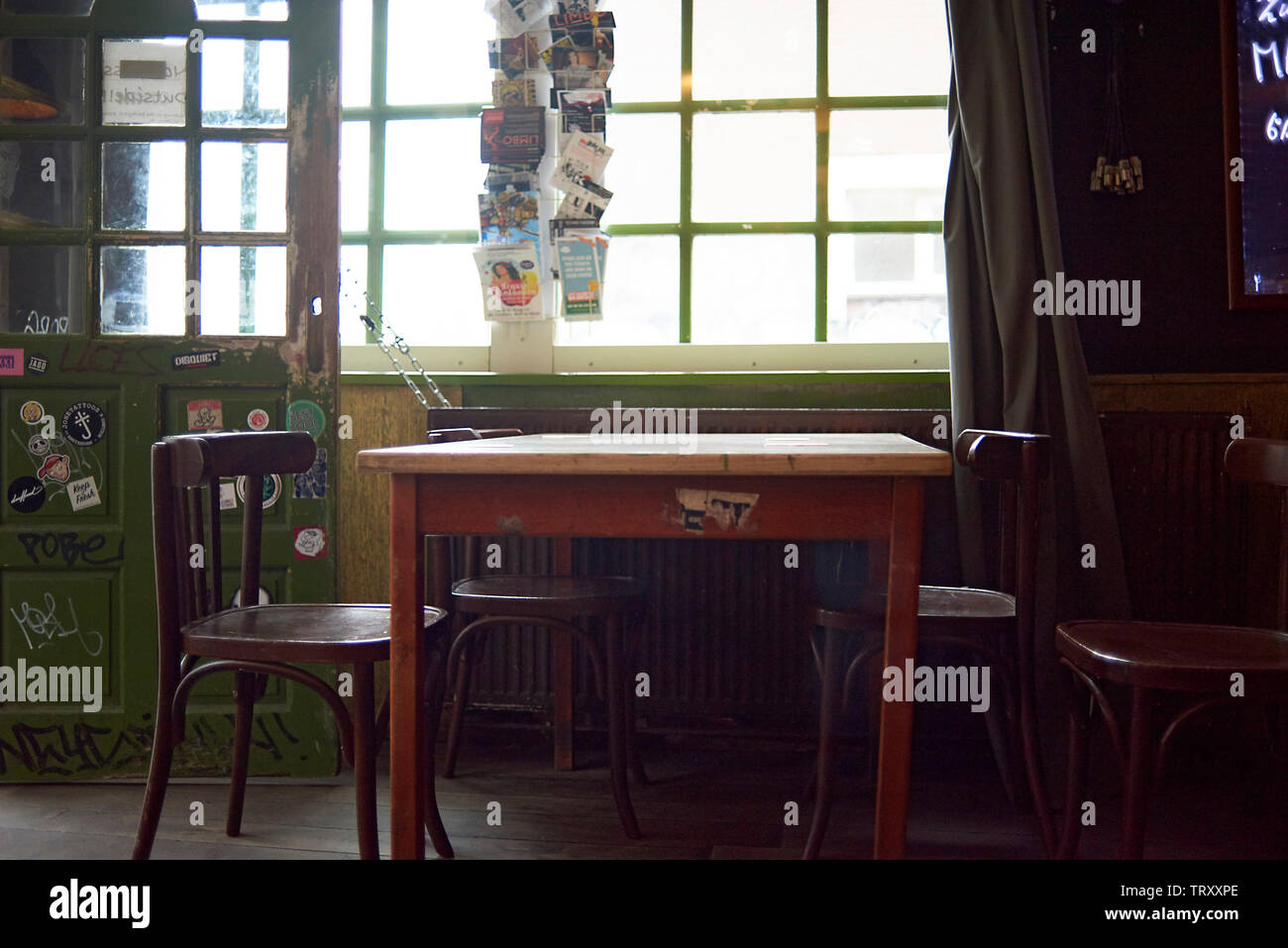 Run down pub hi-res stock photography and images - Alamy