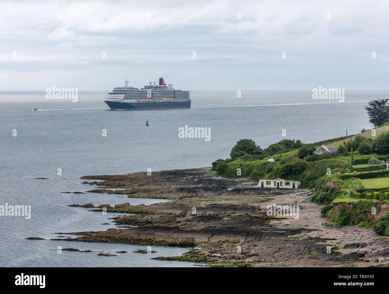 Roches Point, Cork, Ireland. 13th June, 2019. Cunard cruise liner Queen ...