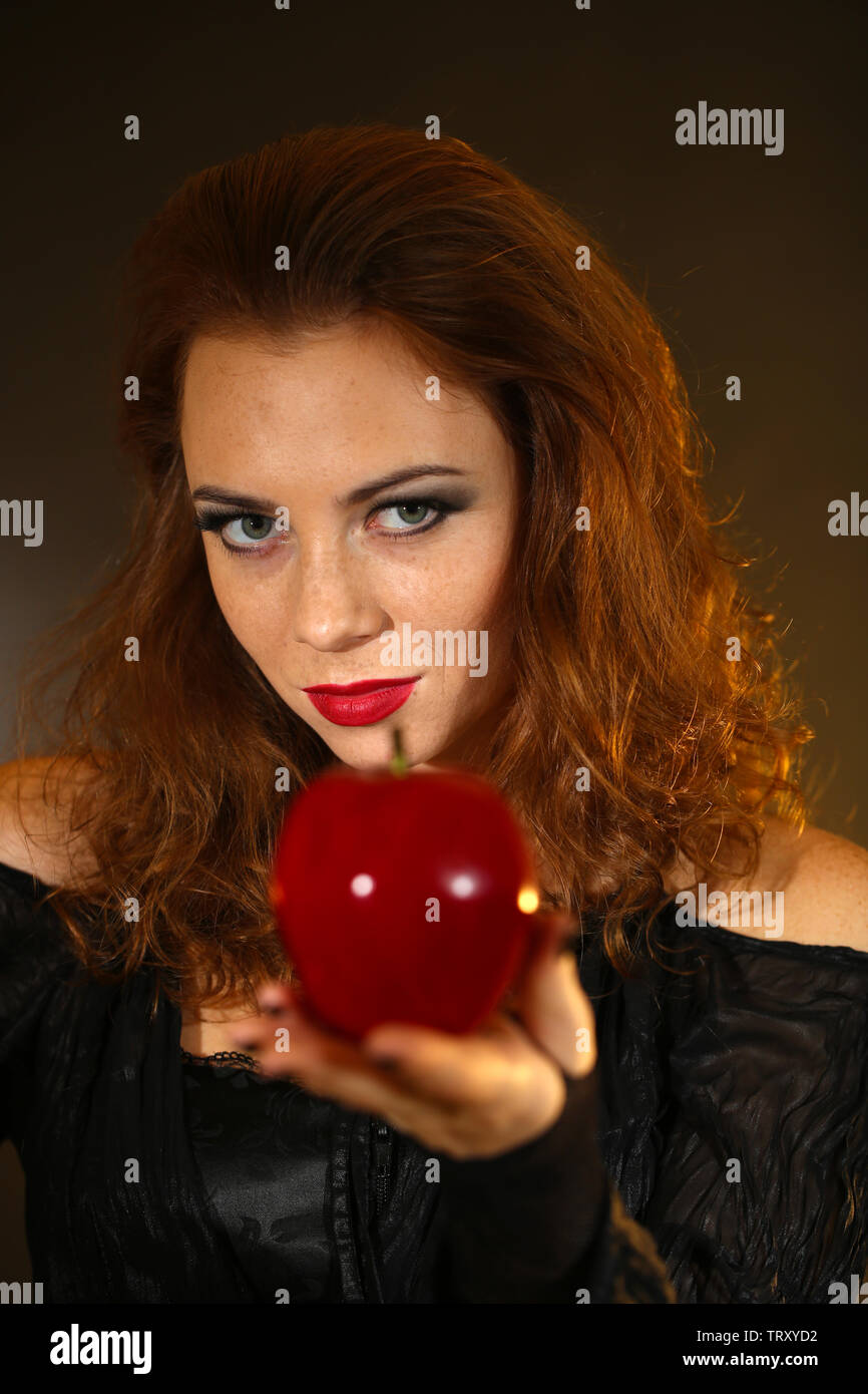 Witch with apple hi-res stock photography and images - Alamy