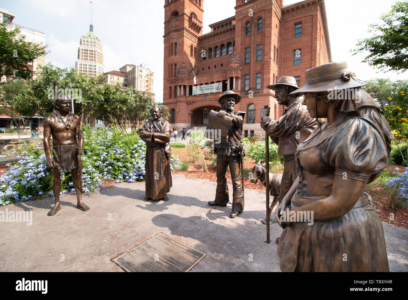 Courthouse statues hi-res stock photography and images - Alamy