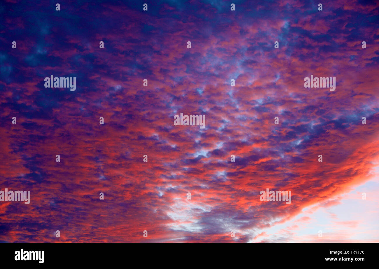 Red sunset sky hi-res stock photography and images - Alamy