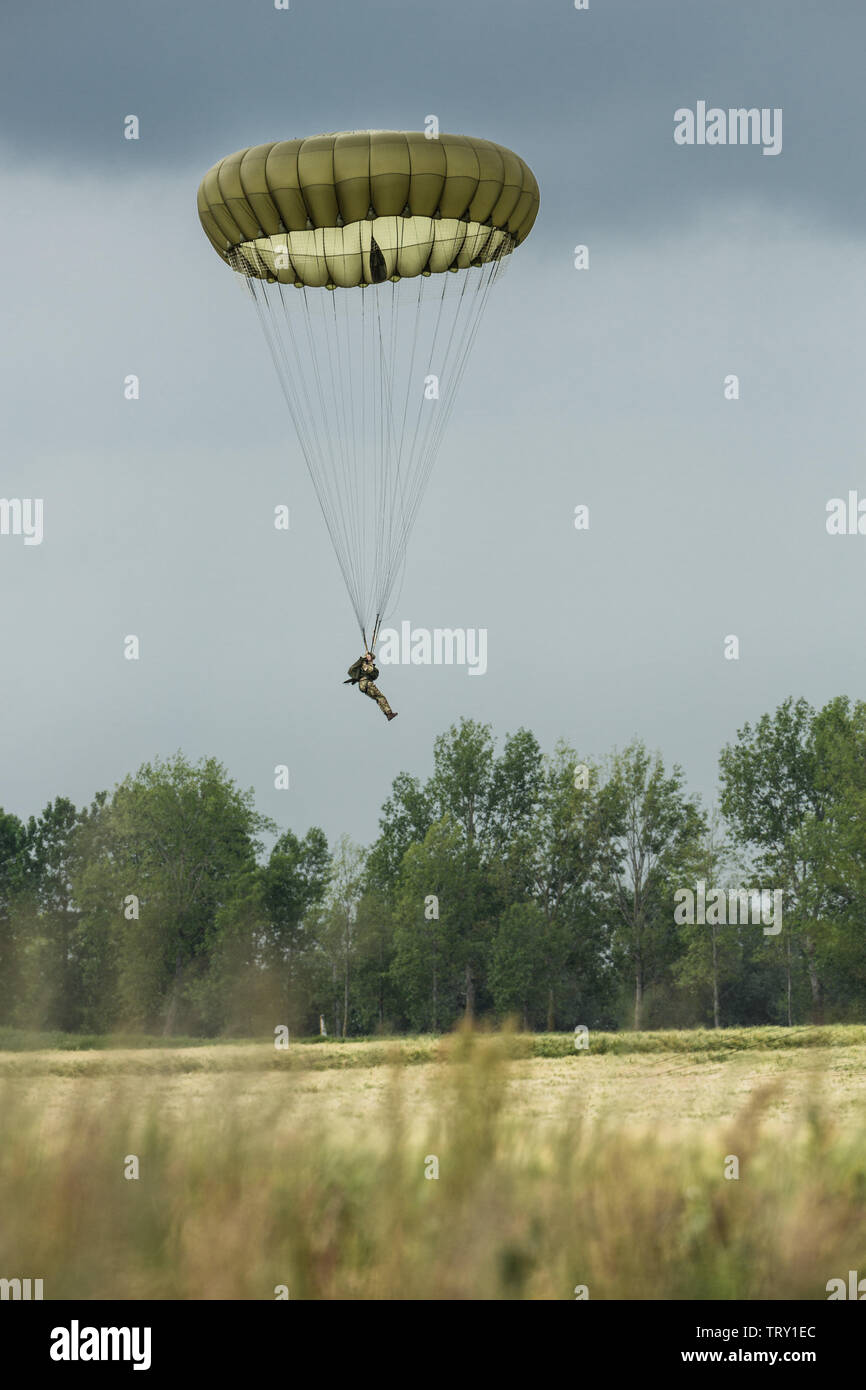 Ww2 normandy parachute hi-res stock photography and images - Alamy
