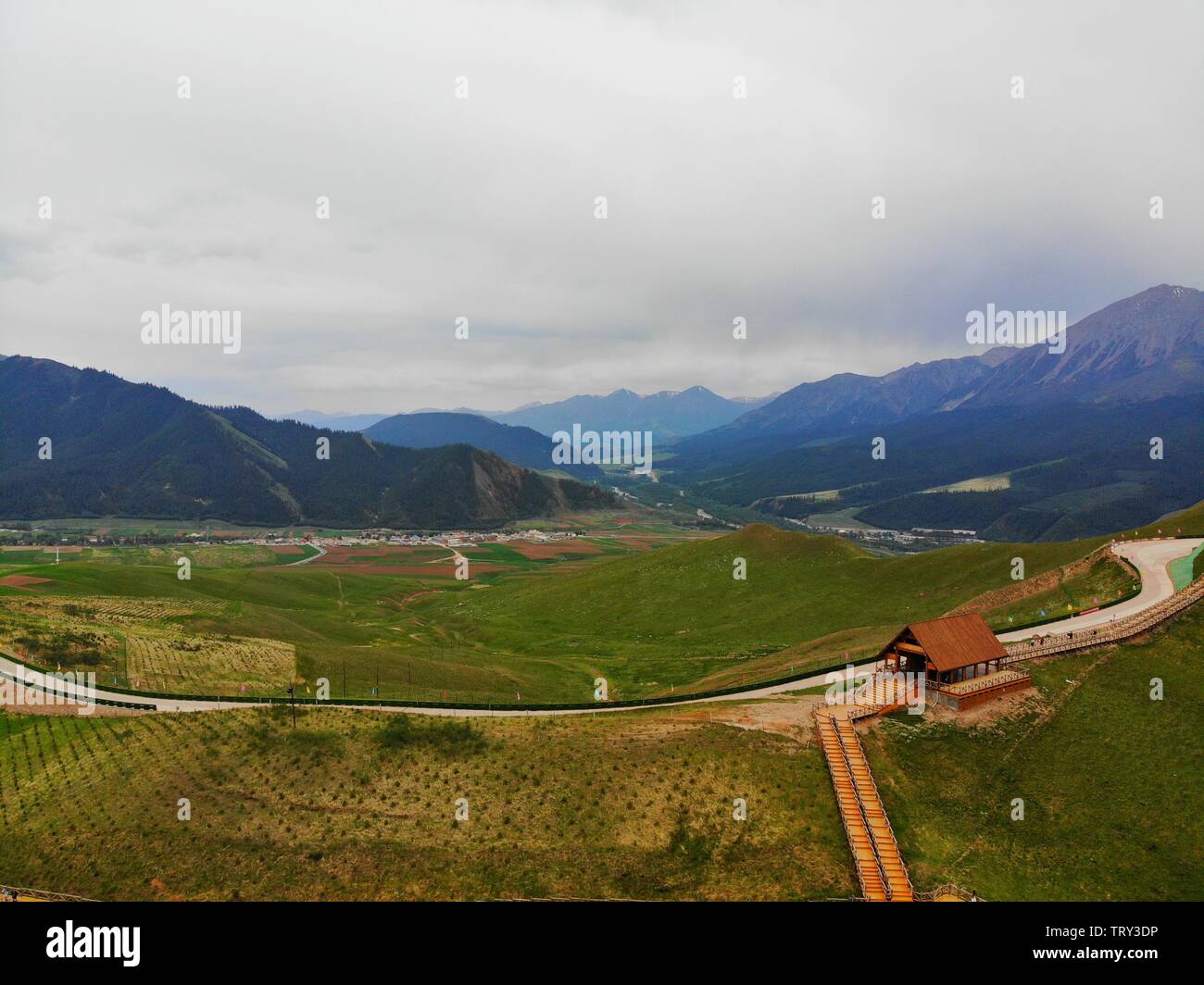 China mountains hi-res stock photography and images - Alamy