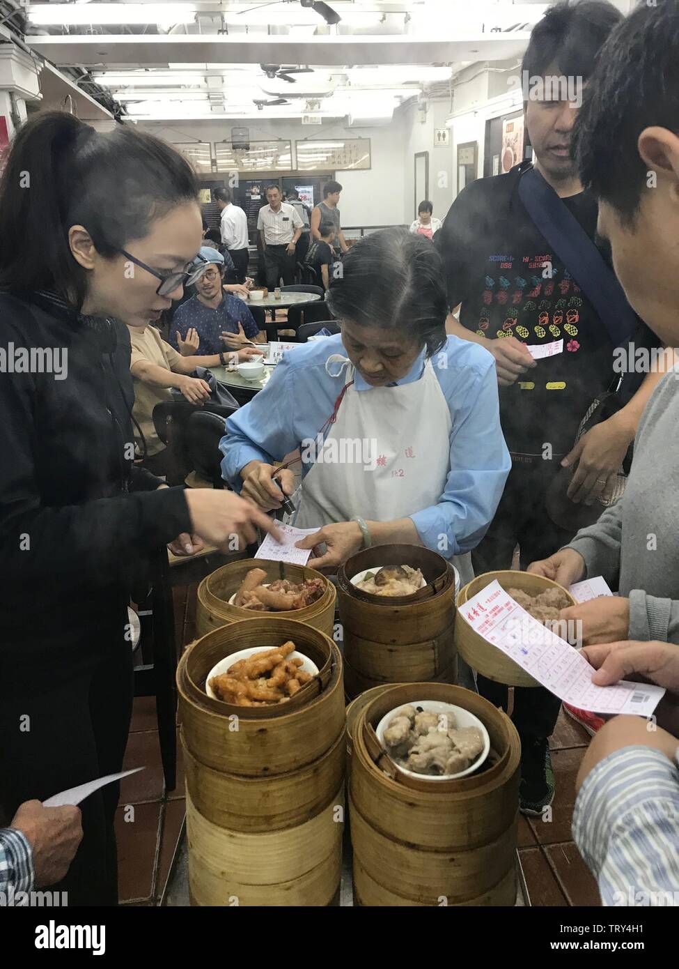 Hong Kong's most famous dim sum restaurant Lin Heung Tea House in ...