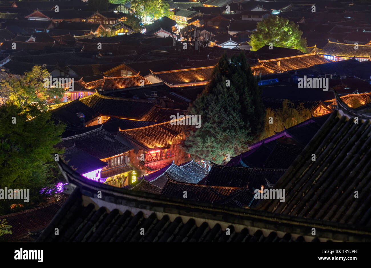 Night view of the ancient city of Lijiang Stock Photo - Alamy