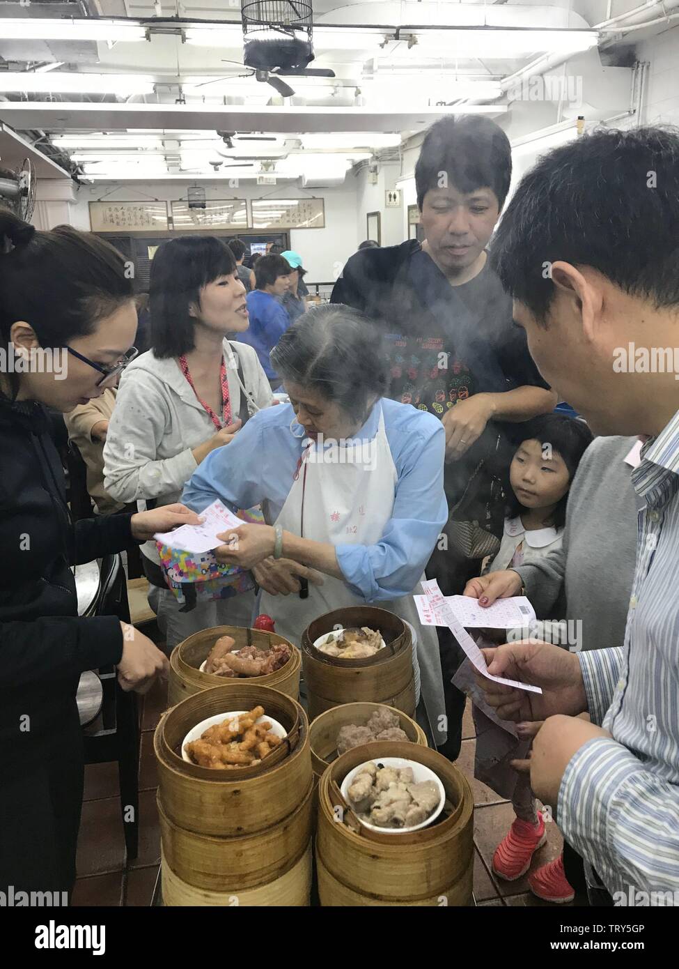 Hong Kong's most famous dim sum restaurant Lin Heung Tea House in ...