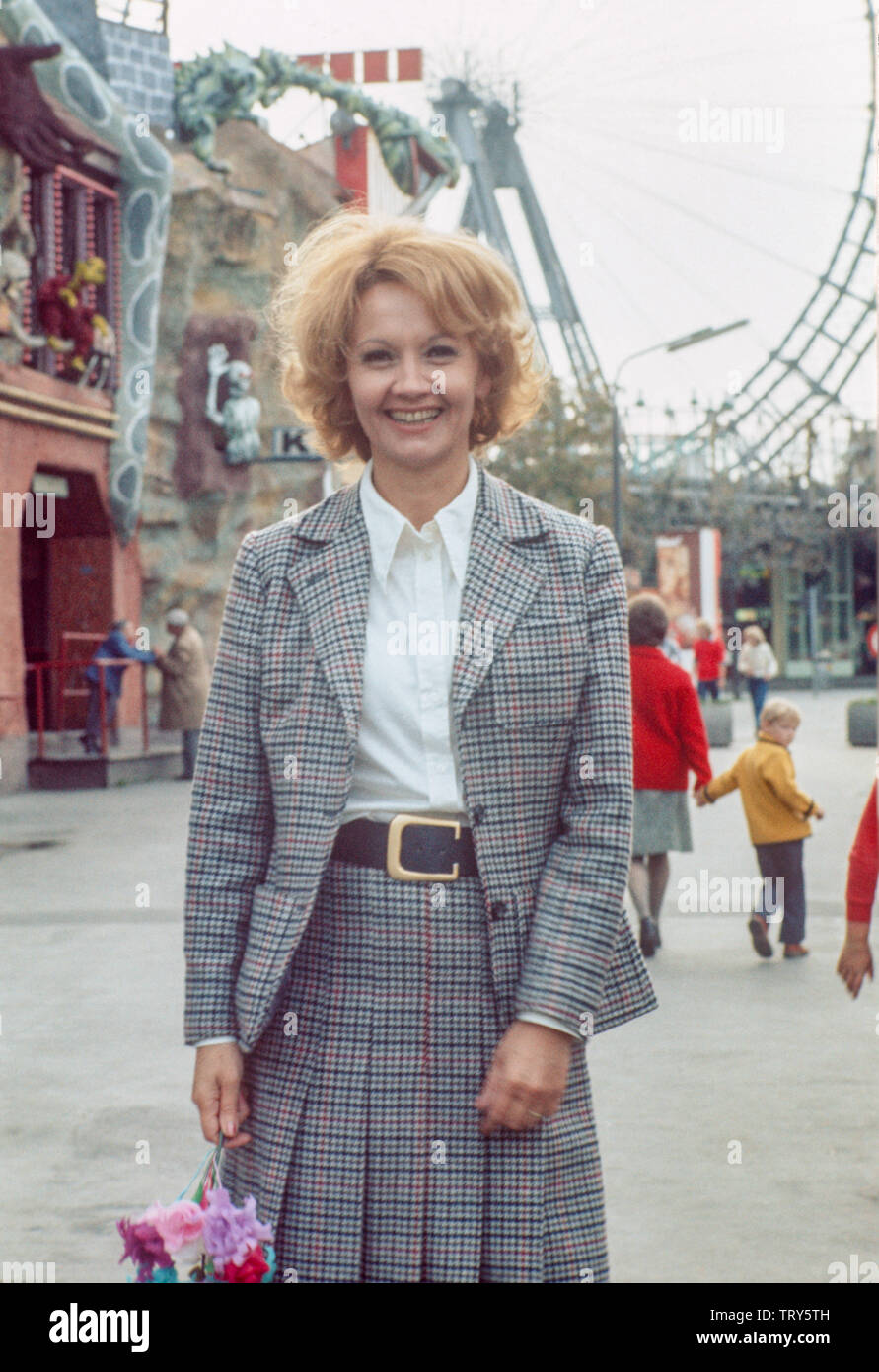 Liselotte Pulver in October 1976 during a stroll through Vienna. Swiss ...