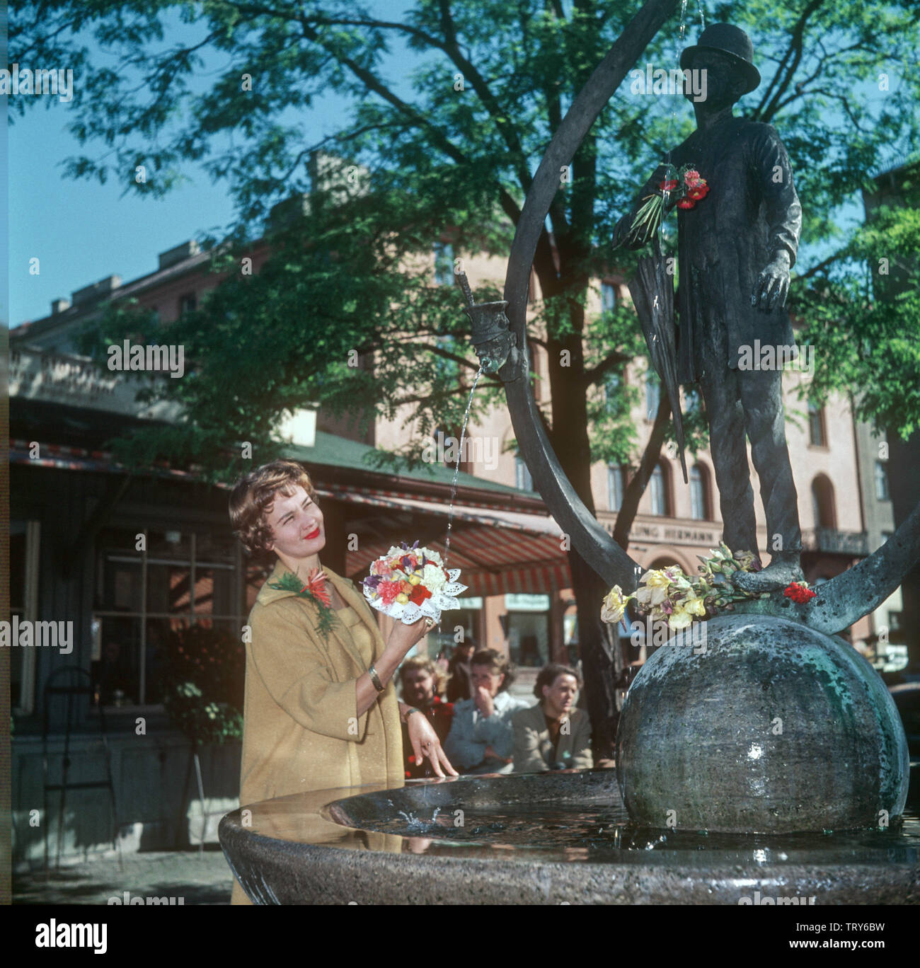 Lilo Pulver at the Karl Valentin fountain in Munich (undated). Swiss ...