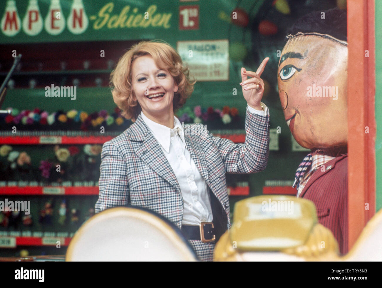 Liselotte Pulver in October 1976 during a stroll through Vienna. Swiss ...