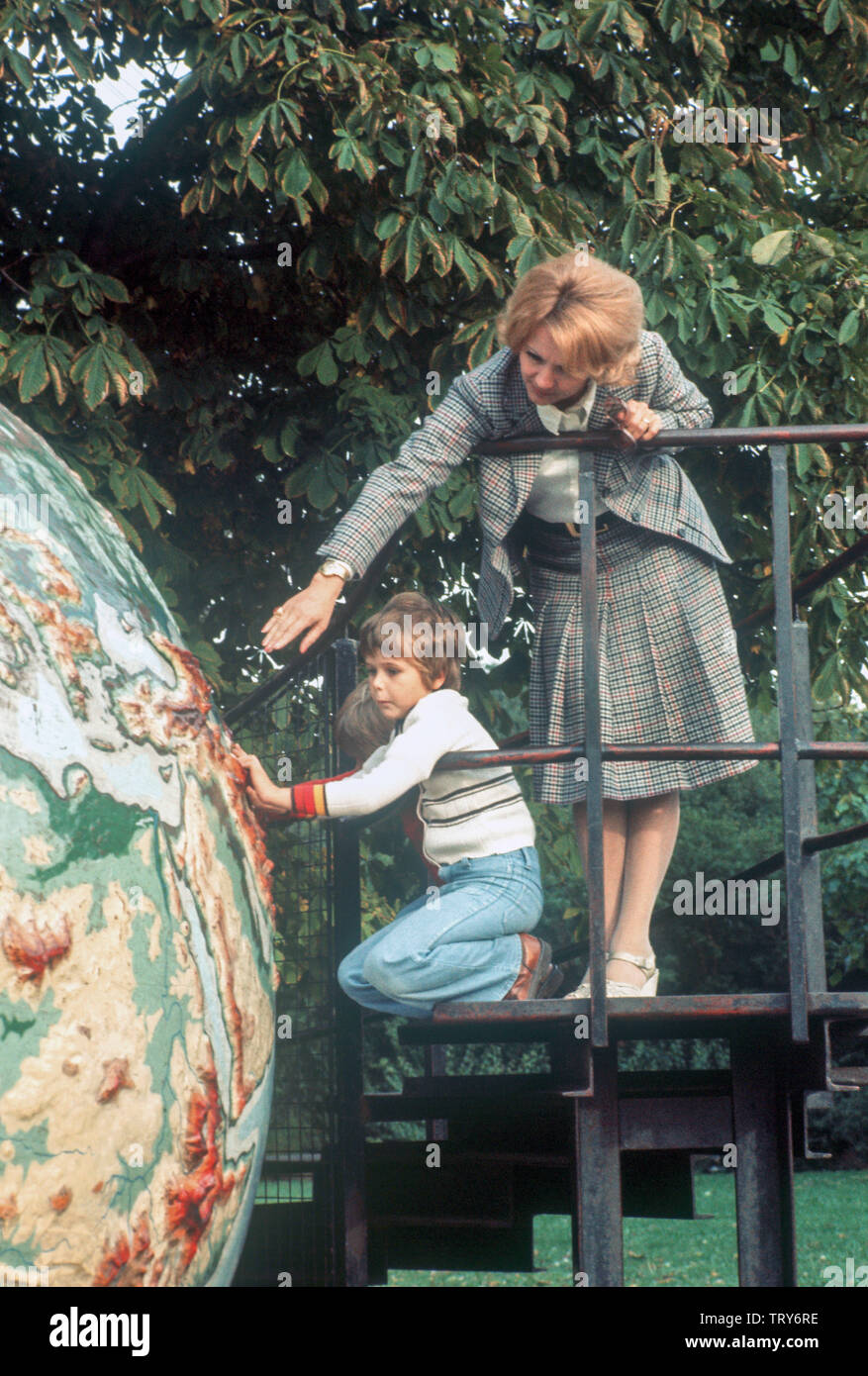 Liselotte Pulver in October 1976 during a stroll through Vienna. Swiss ...