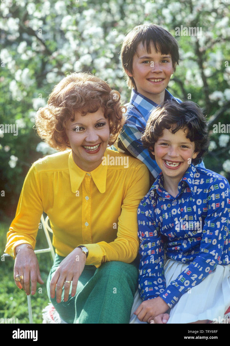 Lilo Pulver with daughter Melisande (r) and son Marc-Tell in the garden ...