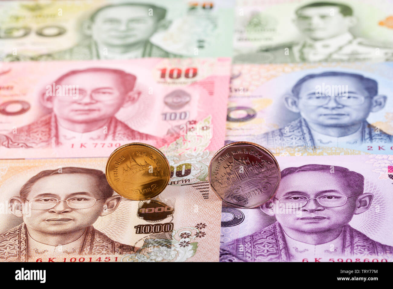 Thai Baht coins on the background of banknotes Stock Photo - Alamy