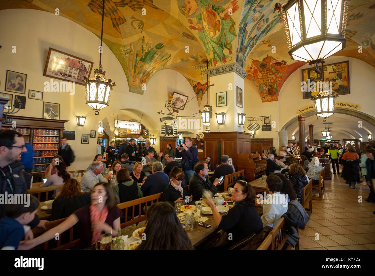 The drinking hall in the historic Hofbräuhaus in the centre of the ...