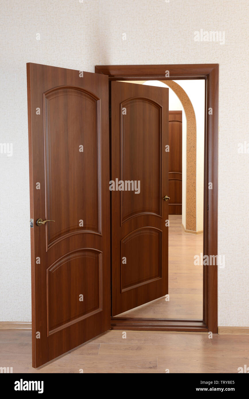 Open door in empty room Stock Photo - Alamy