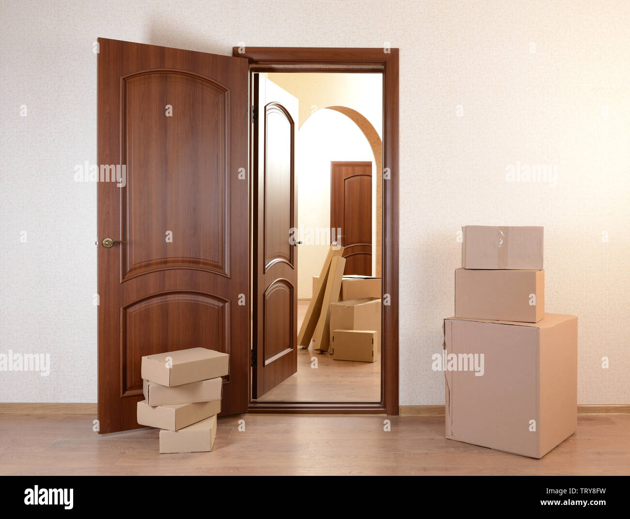 Empty rooms with stack of cartons: moving house concept Stock Photo - Alamy