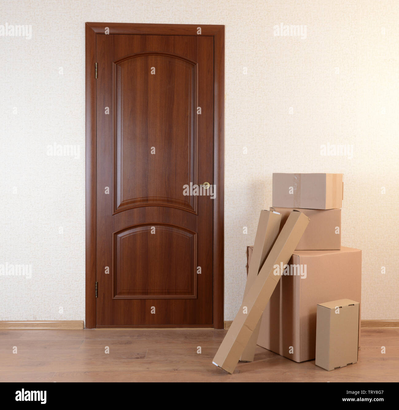 Empty room with stack of cartons: moving house concept Stock Photo - Alamy