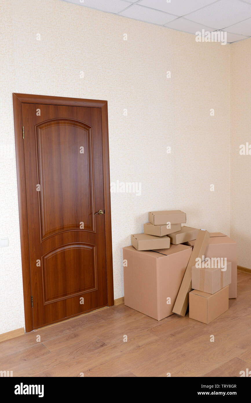 Empty room with stack of cartons: moving house concept Stock Photo - Alamy