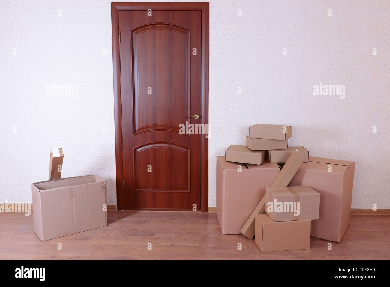 Empty room with stack of cartons: moving house concept Stock Photo - Alamy