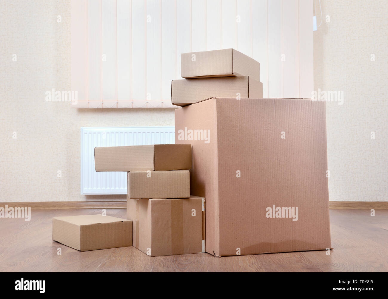 Empty room with stack of cartons: moving house concept Stock Photo - Alamy