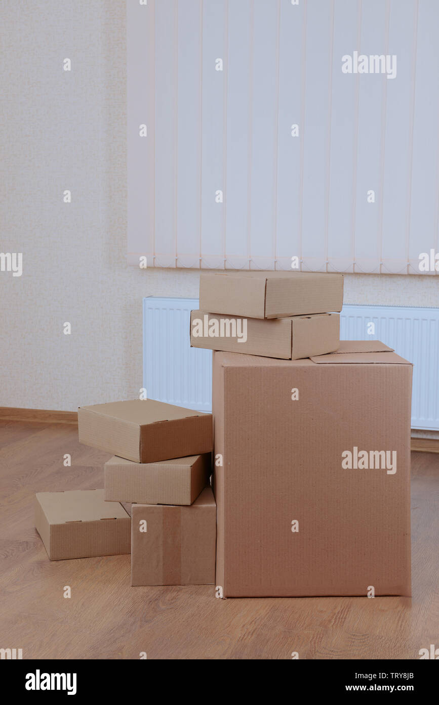 Empty room with stack of cartons: moving house concept Stock Photo - Alamy