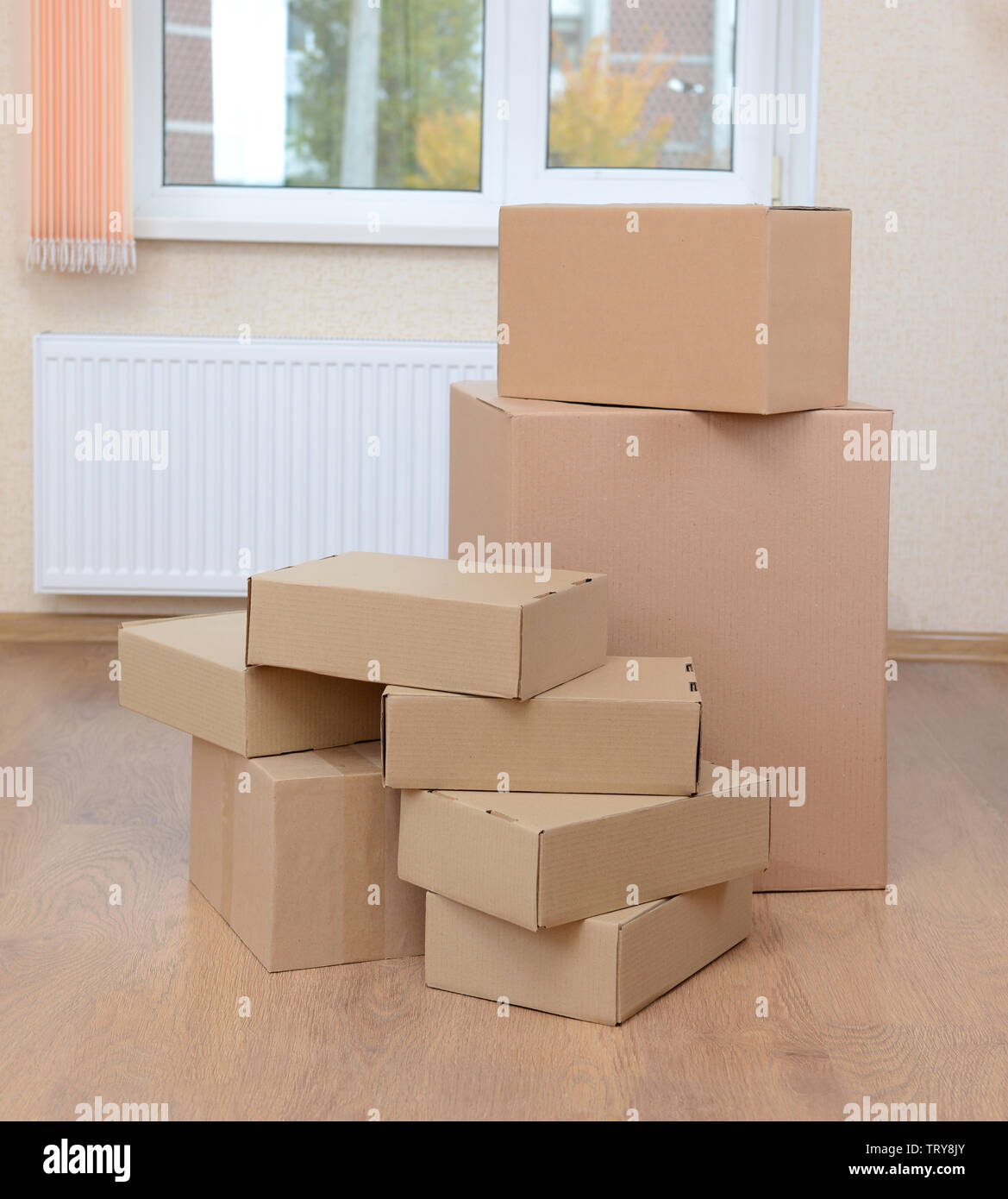 Empty room with stack of cartons: moving house concept Stock Photo - Alamy