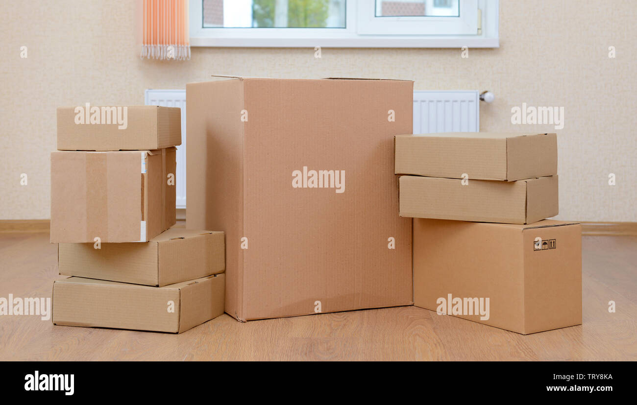 Empty room with stack of cartons: moving house concept Stock Photo - Alamy