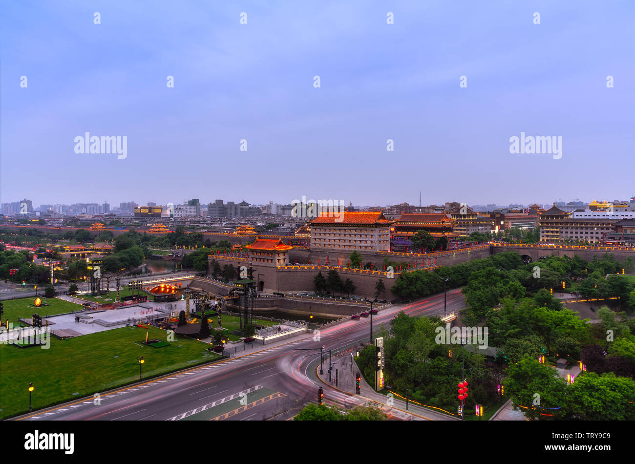 Night view of Yongning Gate, ancient city wall of Xi'an Stock Photo - Alamy