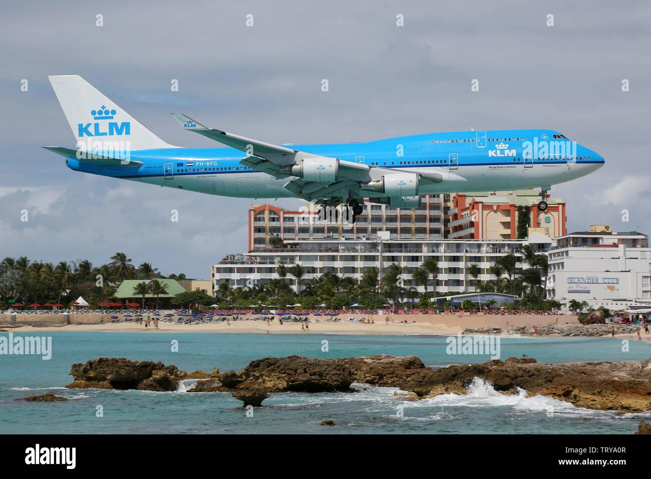 St. Maarten – 11. February 2014: KLM Boeing 747-400 at Princess Juliana ...