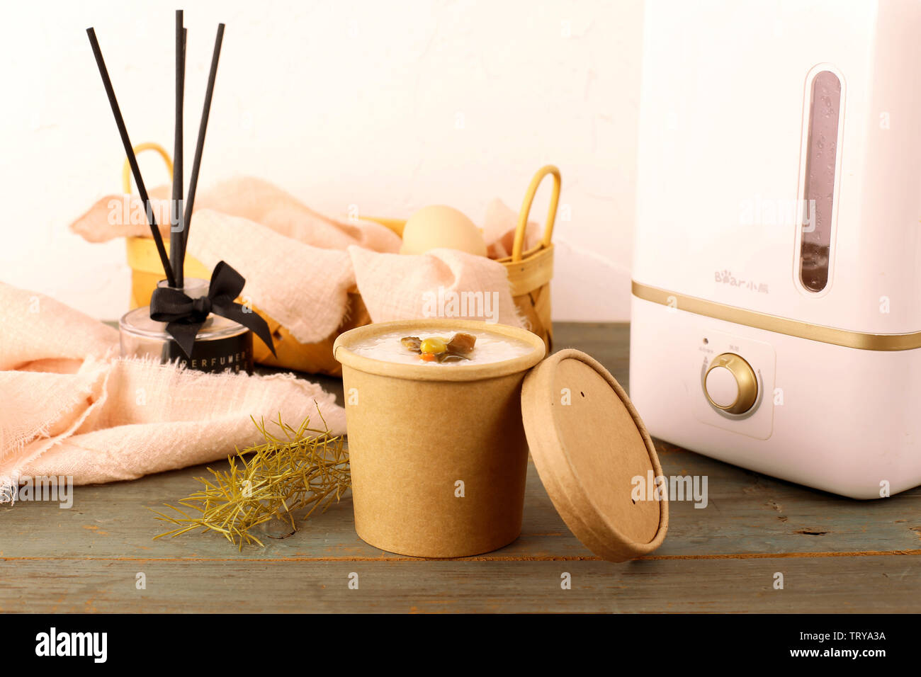 Paper bowl porridge bowl Stock Photo - Alamy