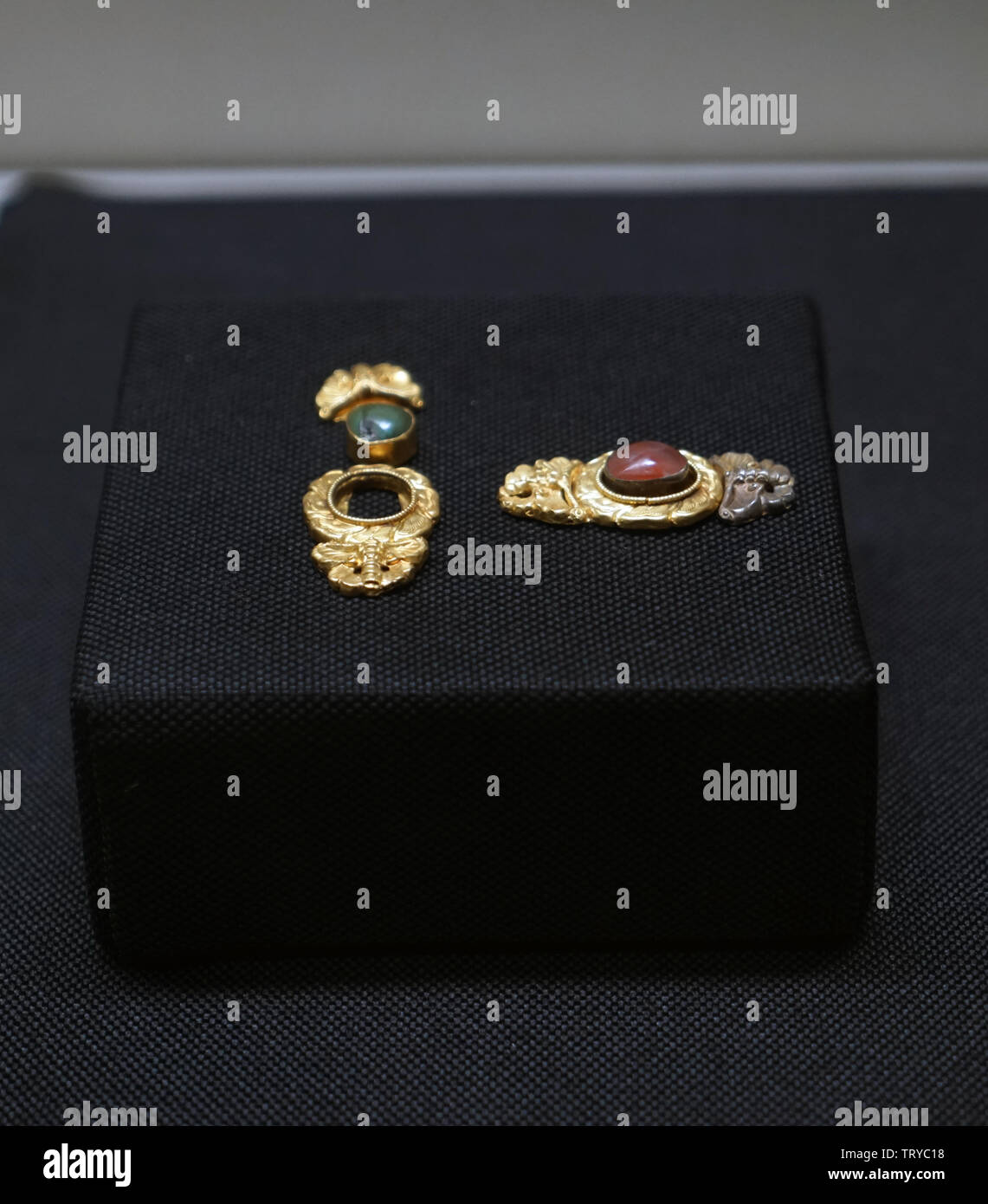 Ming Dynasty gold and jade Stock Photo - Alamy