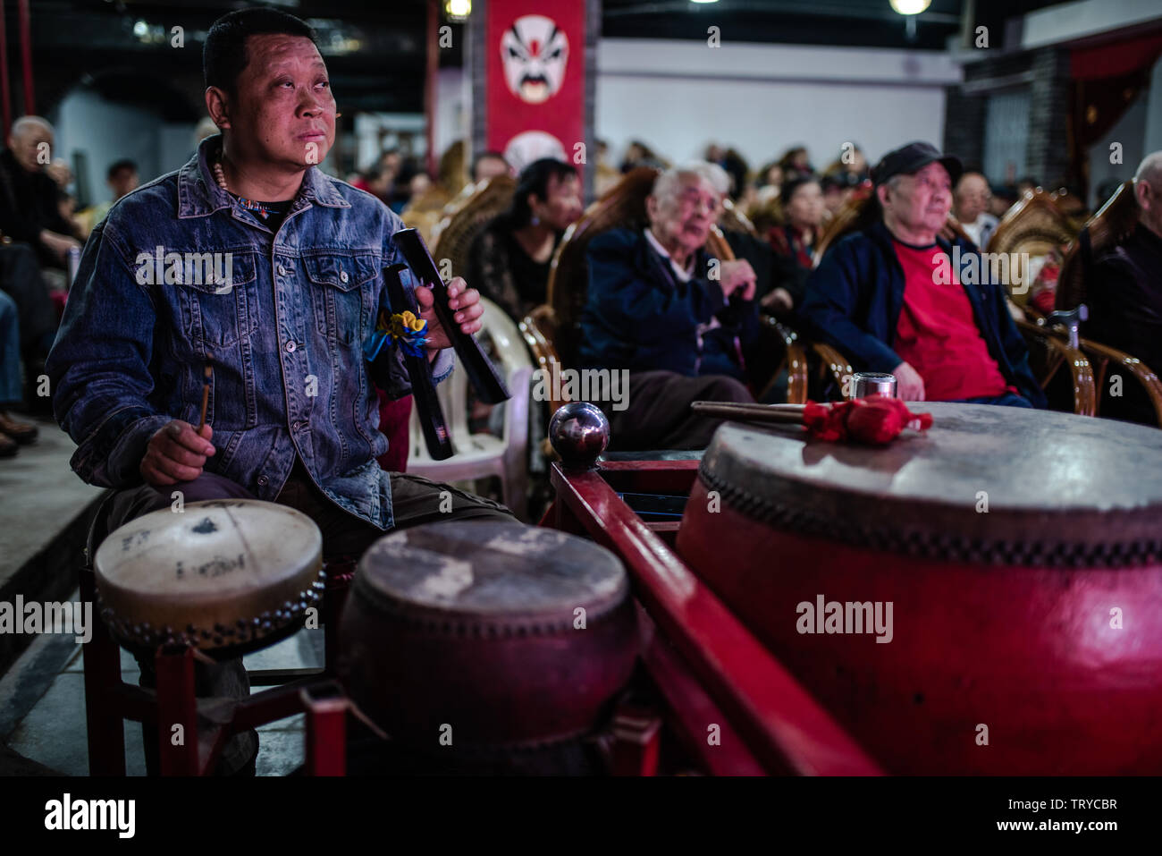 Sichuan opera stage audience Stock Photo - Alamy