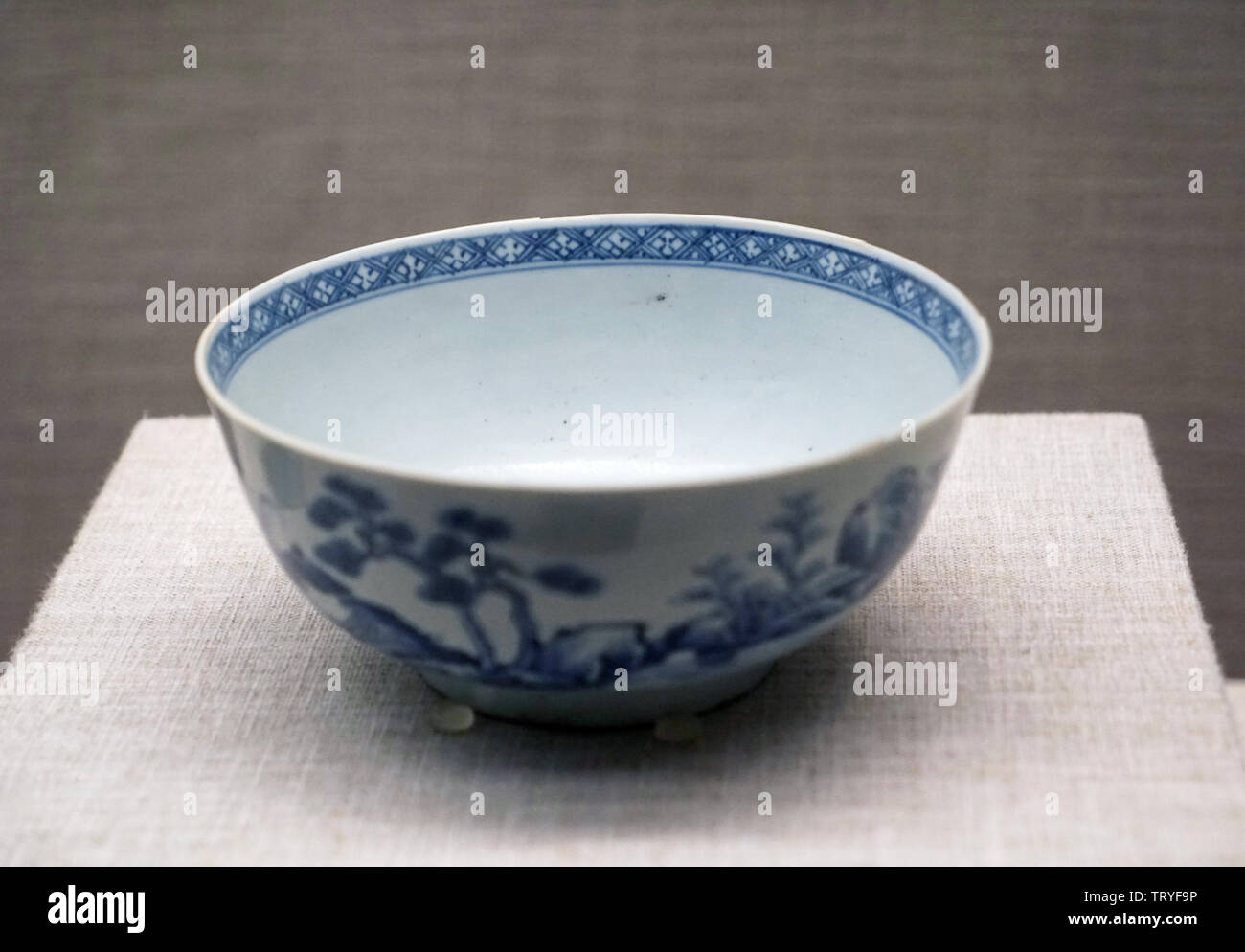 Ming Dynasty porcelain Stock Photo - Alamy