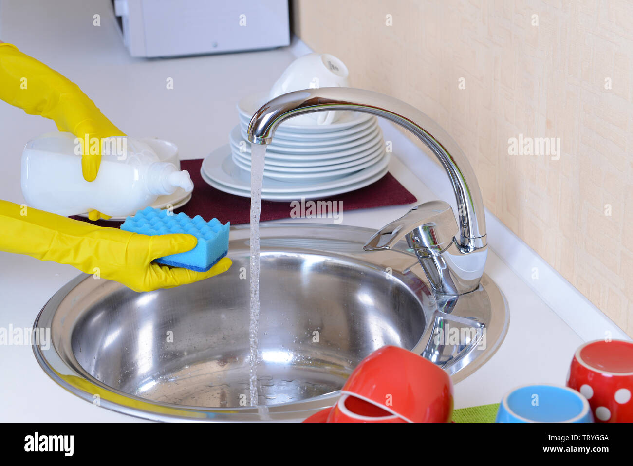 Close up hands of woman washing dishes in kitchen Stock Photo - Alamy
