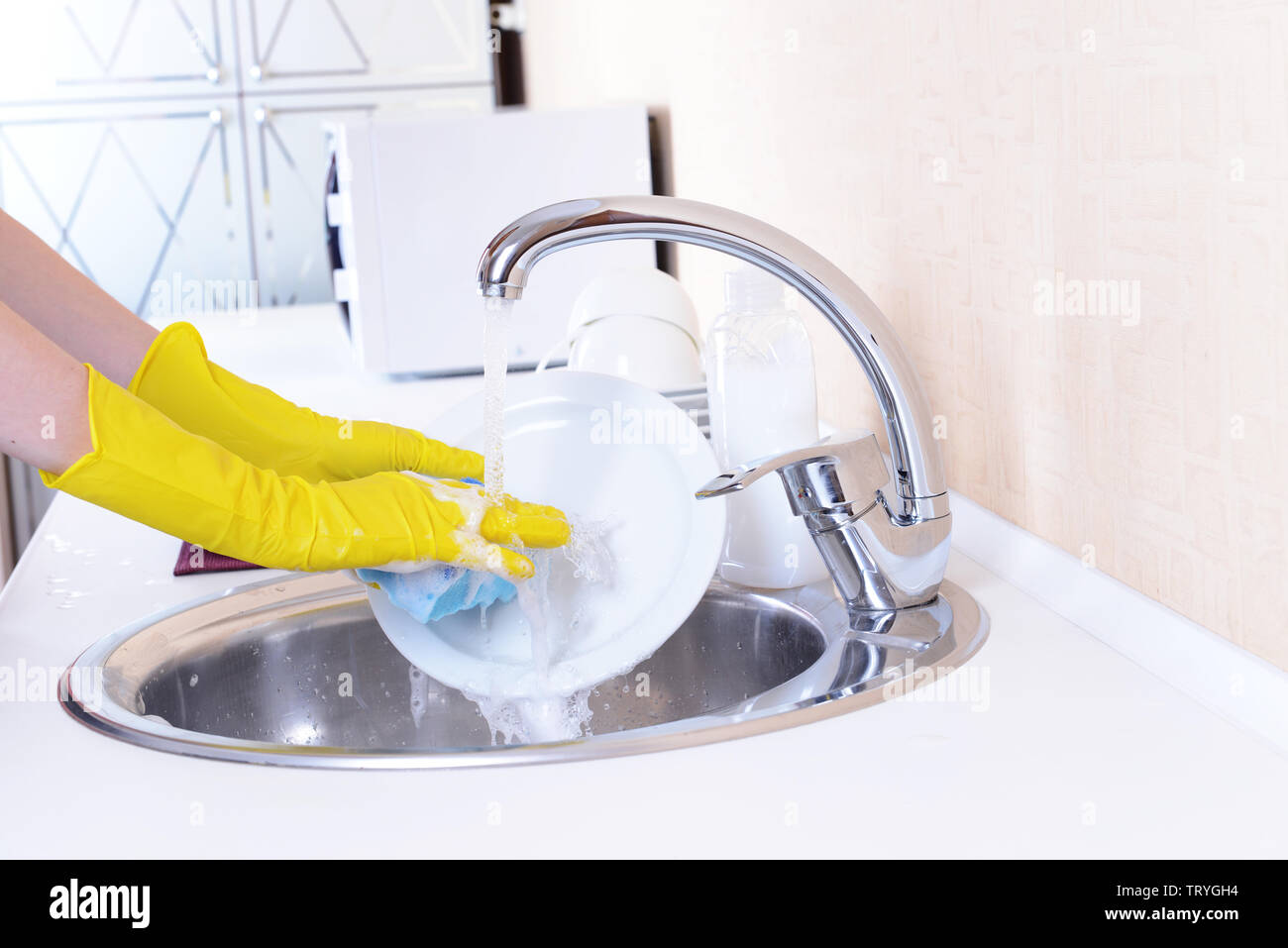 Close up hands of woman washing dishes in kitchen Stock Photo - Alamy
