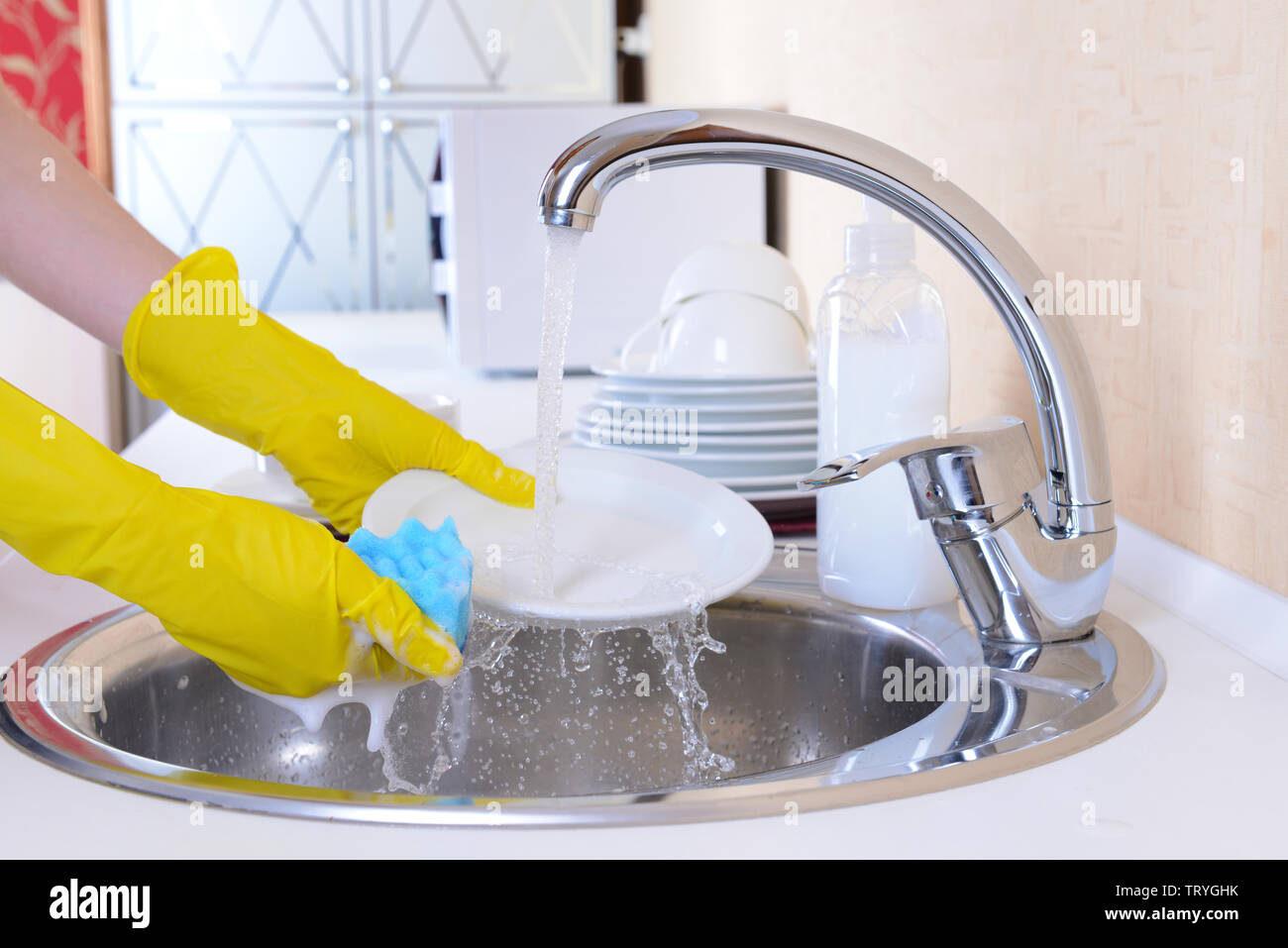 Close up hands of woman washing dishes in kitchen Stock Photo - Alamy