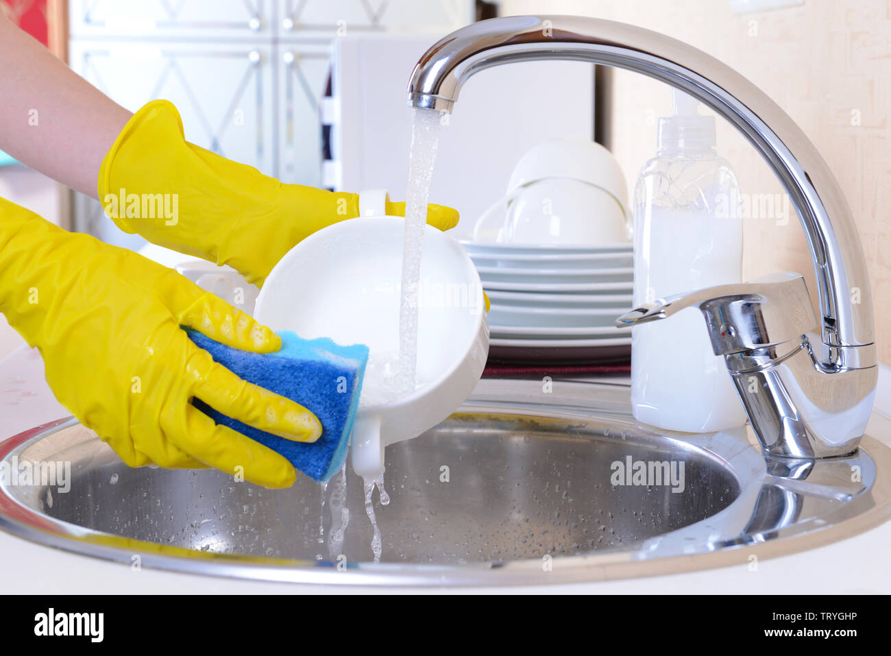 Close up hands of woman washing dishes in kitchen Stock Photo - Alamy