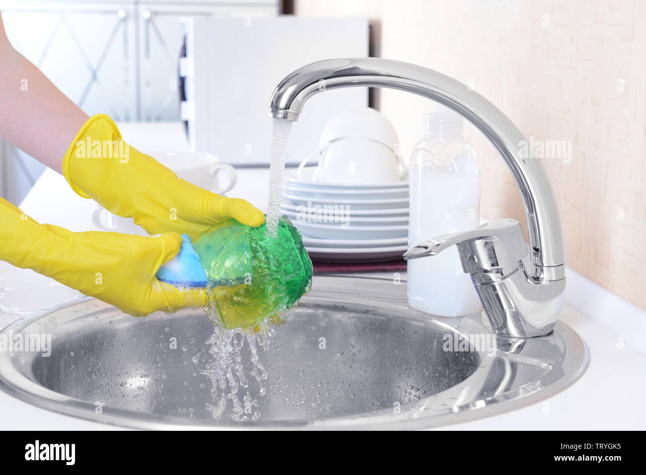 Close up hands of woman washing dishes in kitchen Stock Photo - Alamy