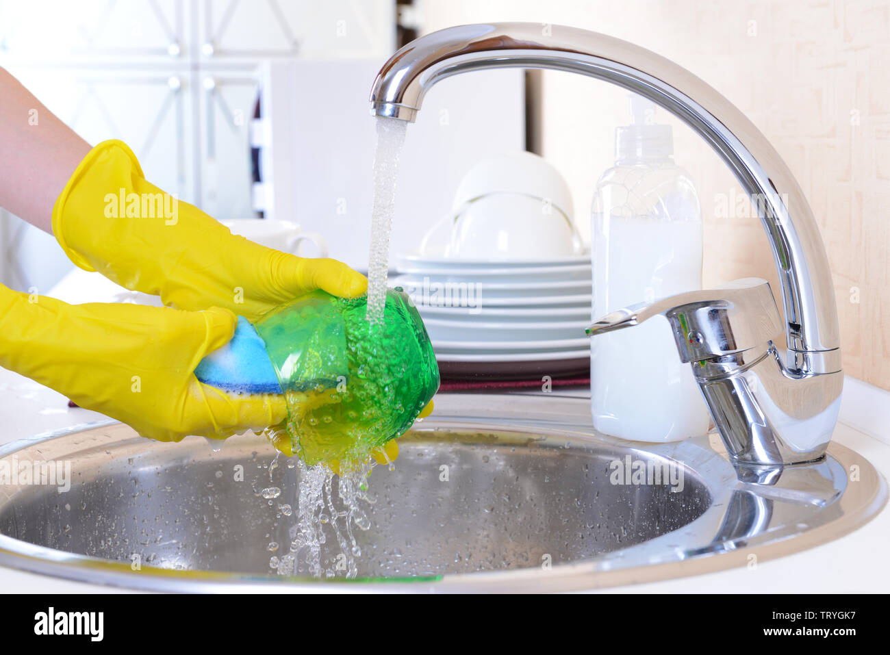 Close up hands of woman washing dishes in kitchen Stock Photo - Alamy