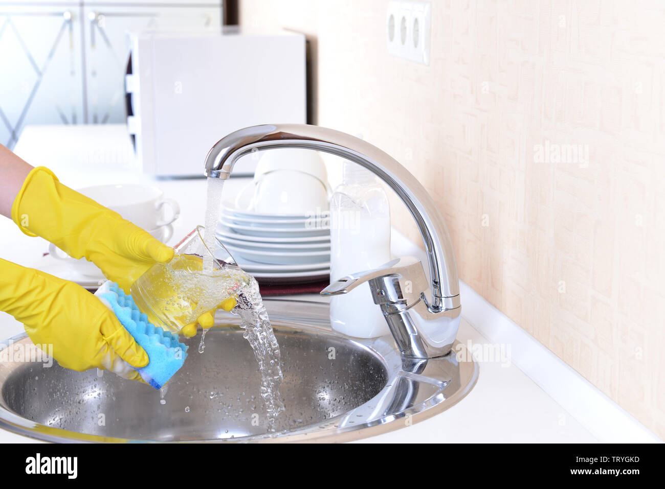 Close up hands of woman washing dishes in kitchen Stock Photo - Alamy