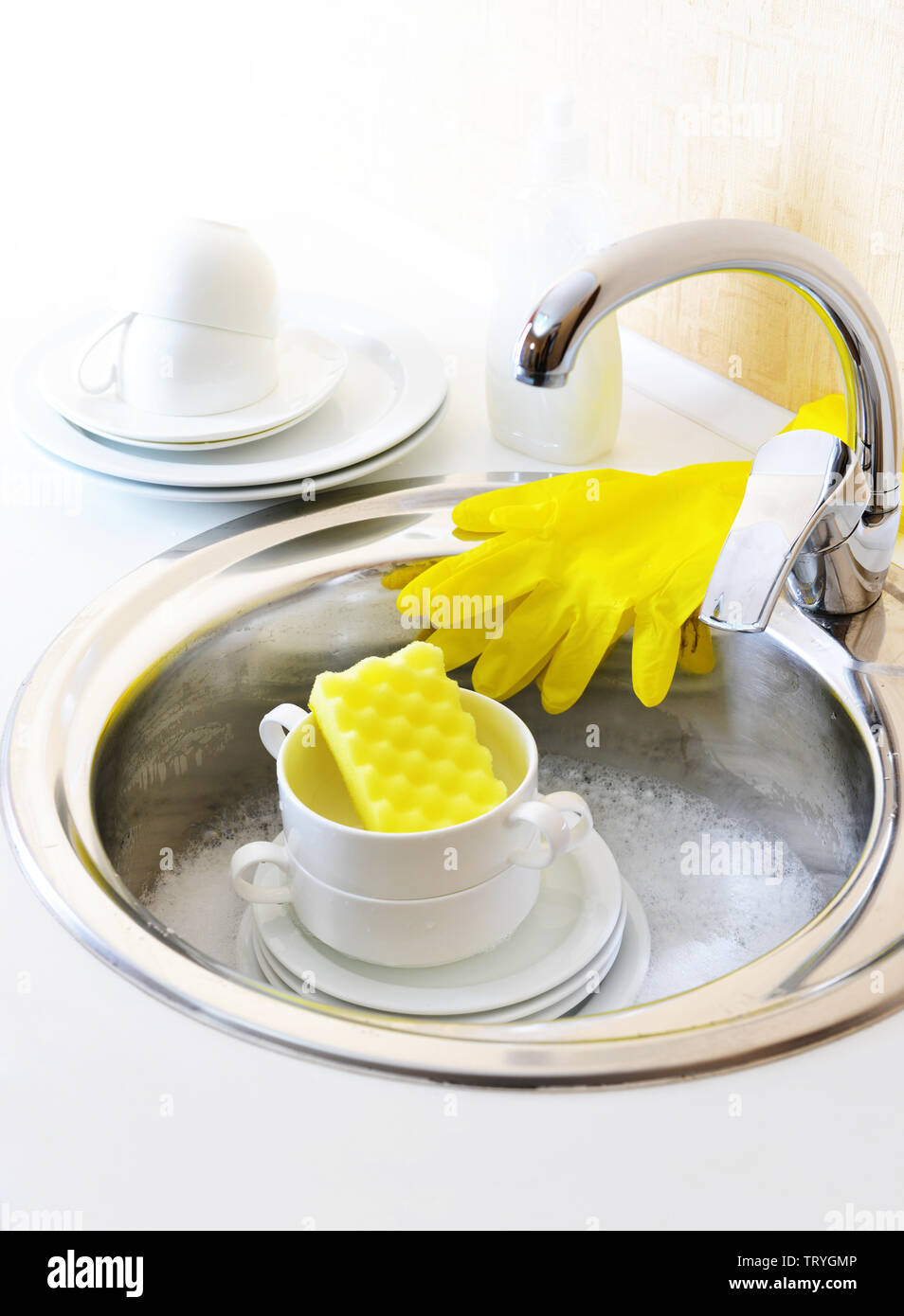 Soaking dirty dishes hi-res stock photography and images - Alamy