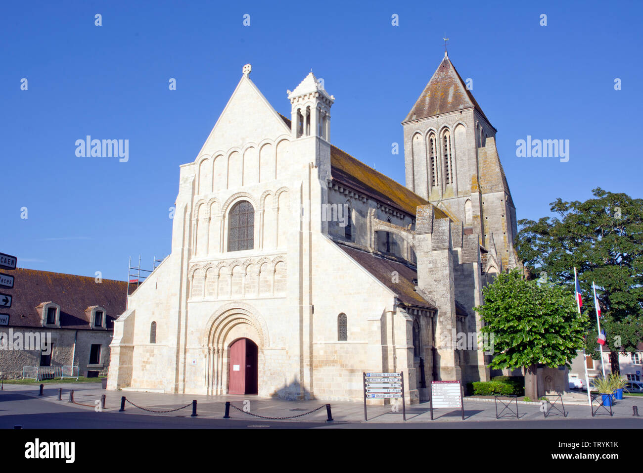 Norman romanesque architecture hi-res stock photography and images - Alamy