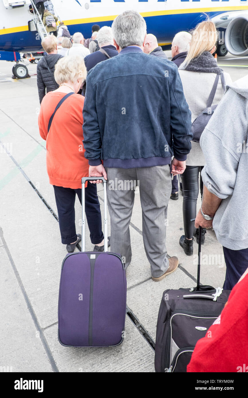 Passengers boarding ryanair flight hi-res stock photography and images ...