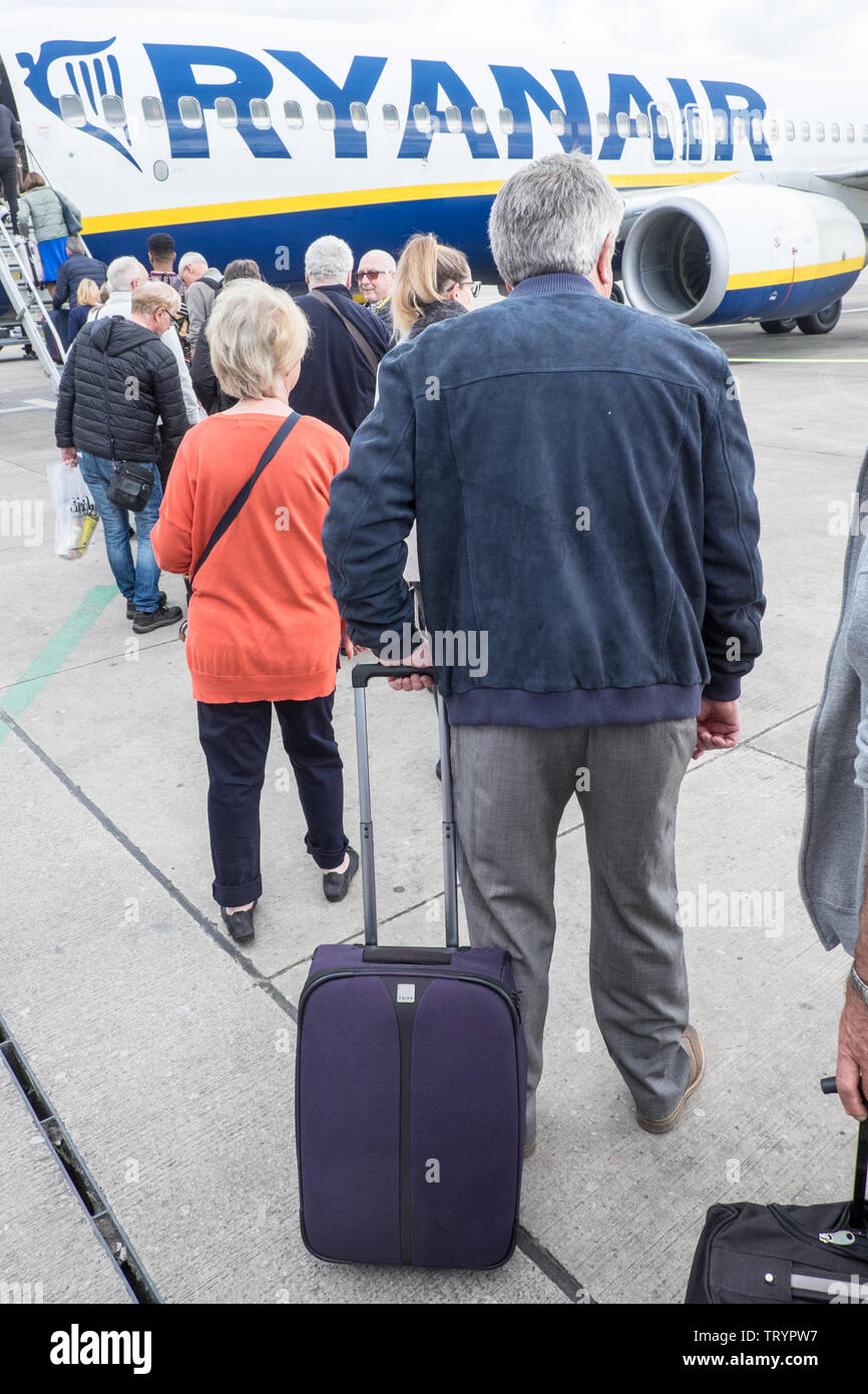 Passenger passengers boarding ryanair hi-res stock photography and ...