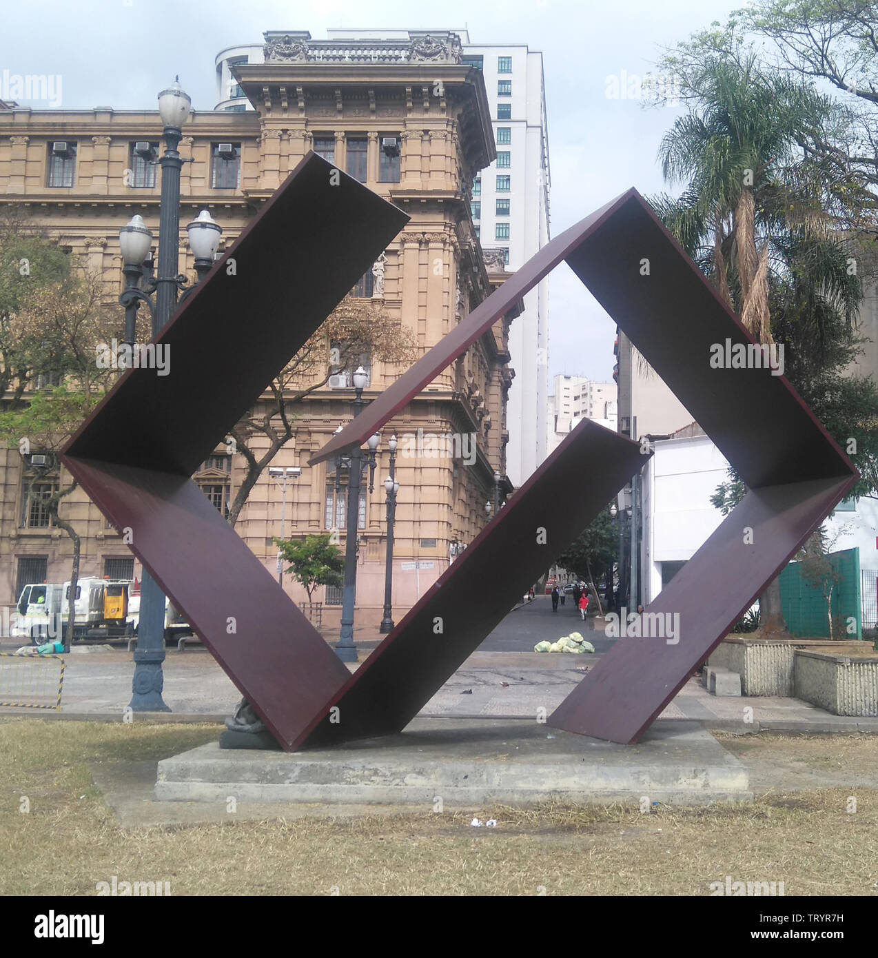 Diálogo sculpture, Franz Weissmann, Se square, Se, Downtown, São Paulo ...