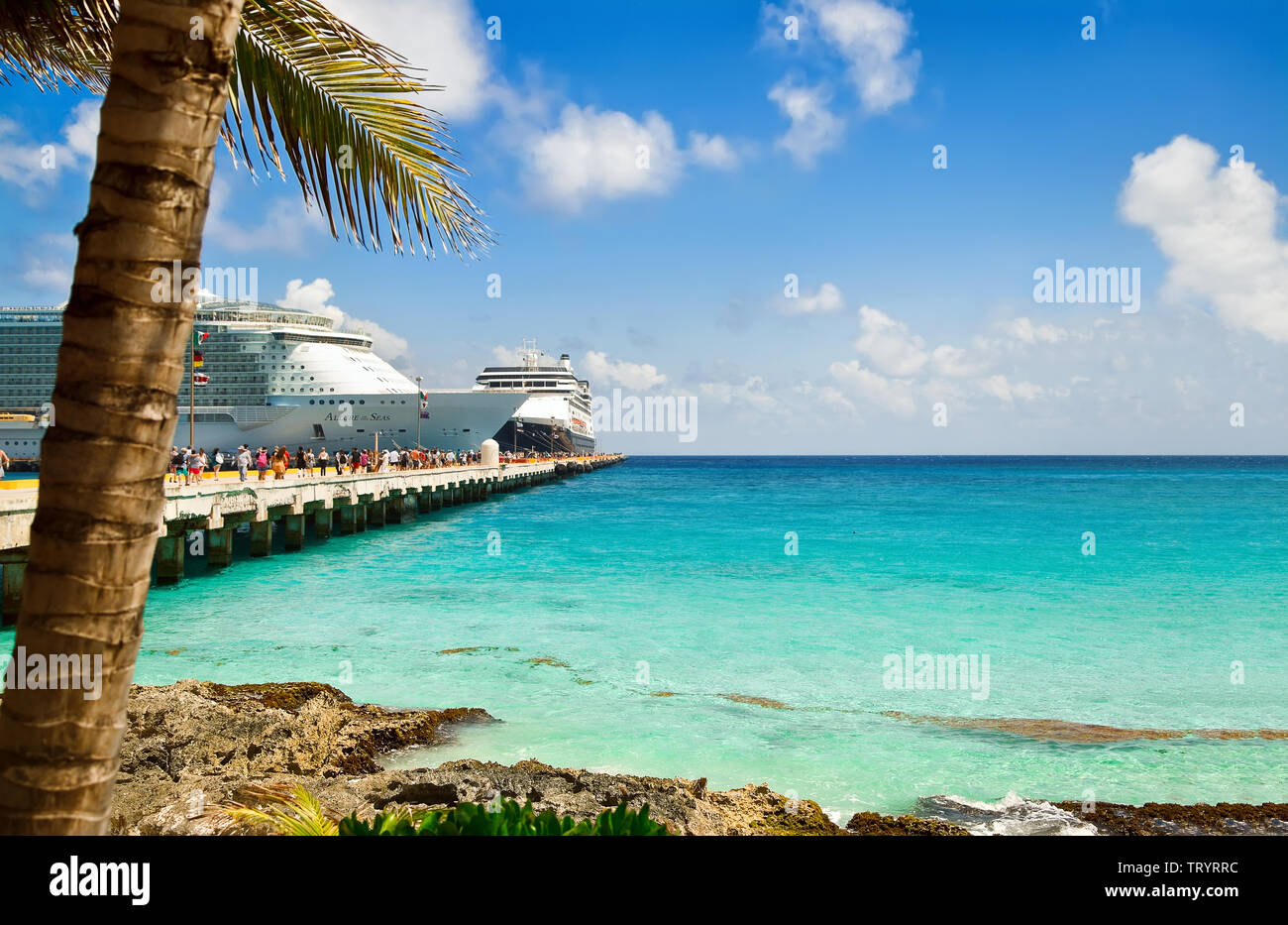 Pier dock cruise hi-res stock photography and images - Alamy