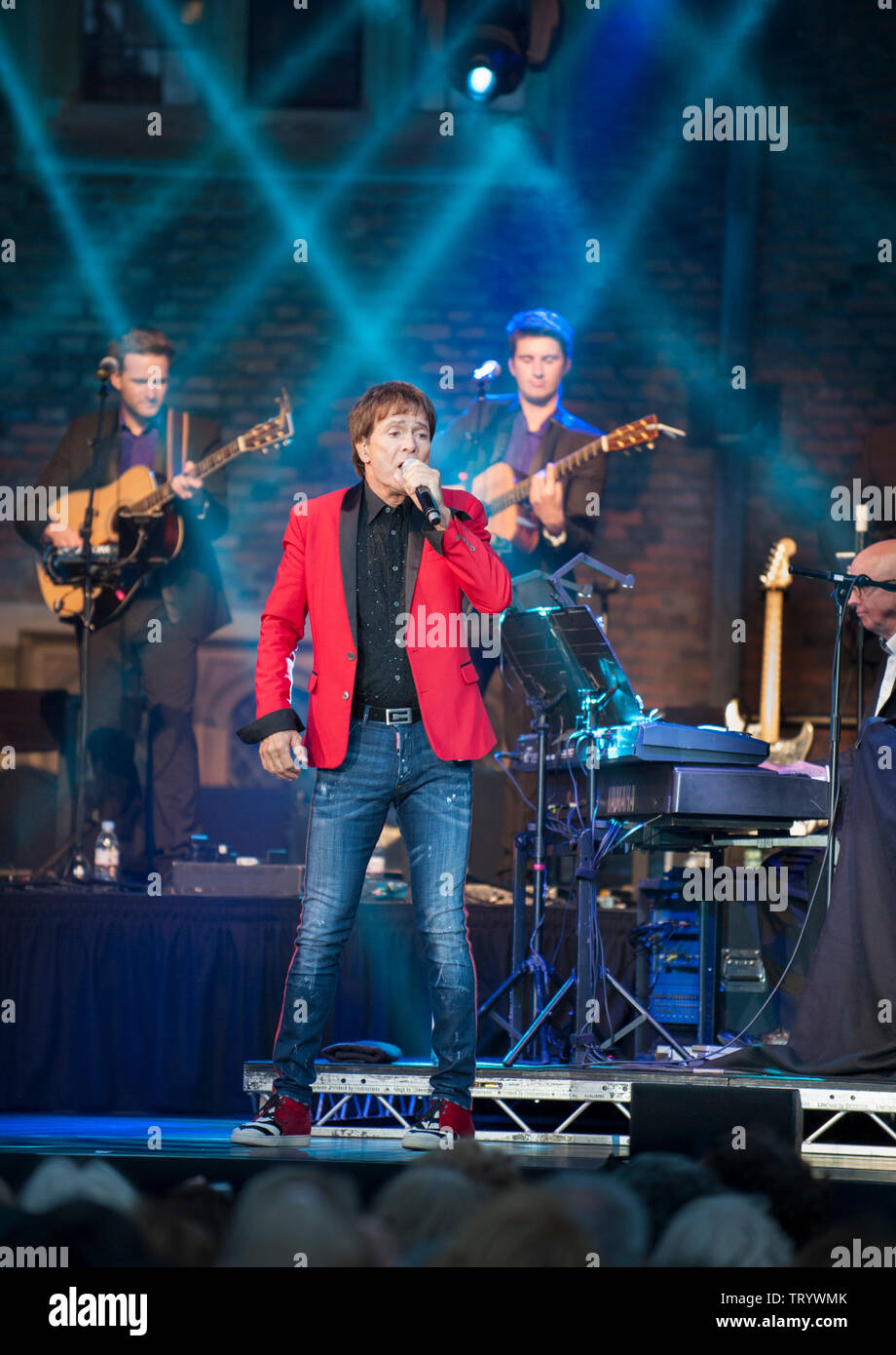 Cliff richard uk singer hi-res stock photography and images - Alamy