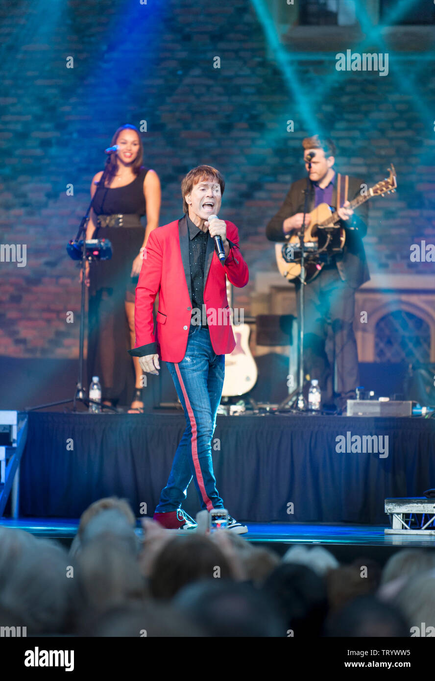 Cliff richard uk singer hi-res stock photography and images - Alamy