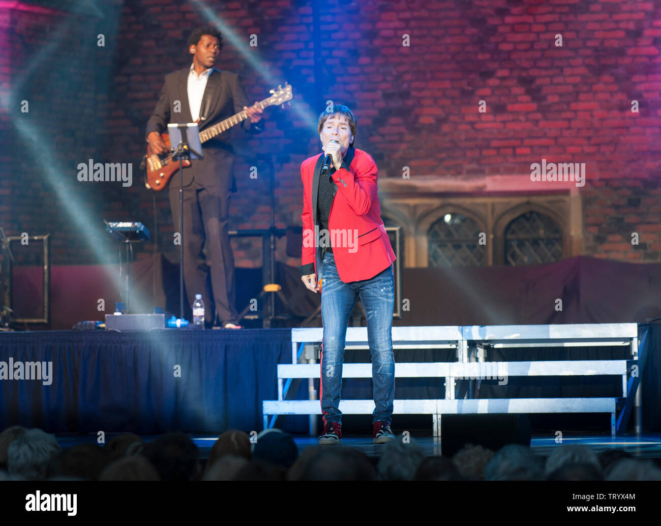 Cliff richard performing hi-res stock photography and images - Alamy